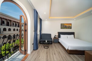 Quarto luxo, sacada | Roupas de cama premium, cofres nos quartos, escrivaninha