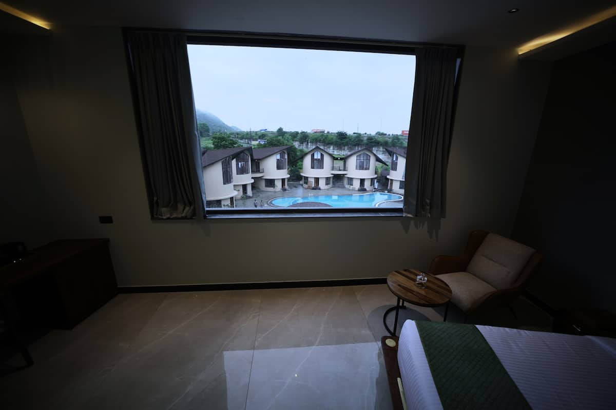 Quarto Superior, vista para a piscina | 1 quarto, secretária, secretária adequada para computadores portáteis