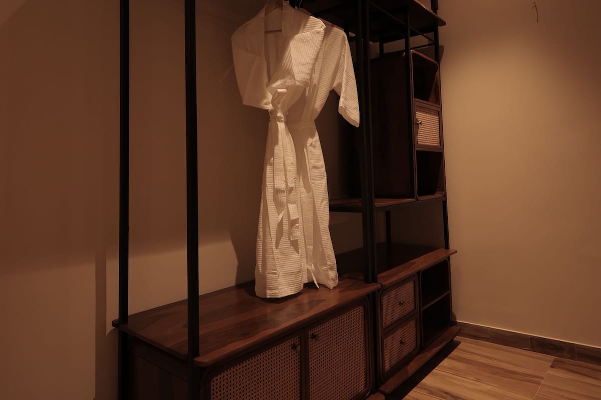 1 quarto, secretária, secretária adequada para computadores portáteis