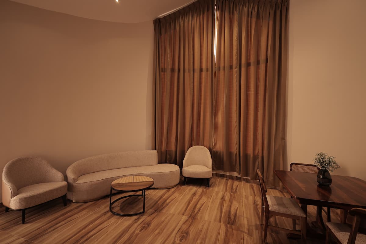 Quarto Clássico com Cama de Casal, varanda, vista para a piscina | Sala de estar | Televisor