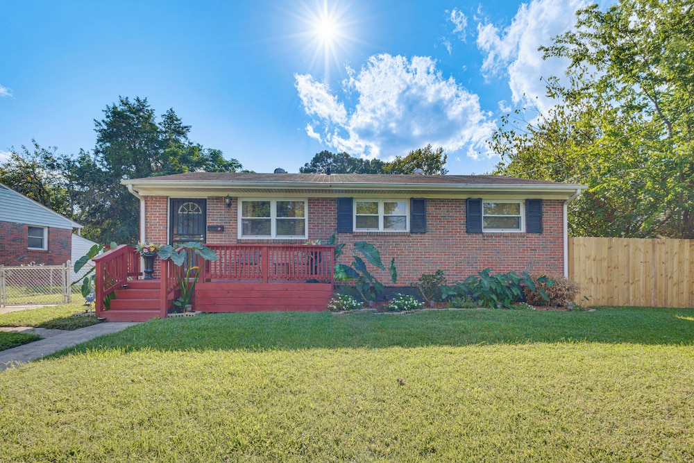 4 Mi To Dtwn: Home W/ Fenced Yard In Portsmouth! - Chesapeake, VA