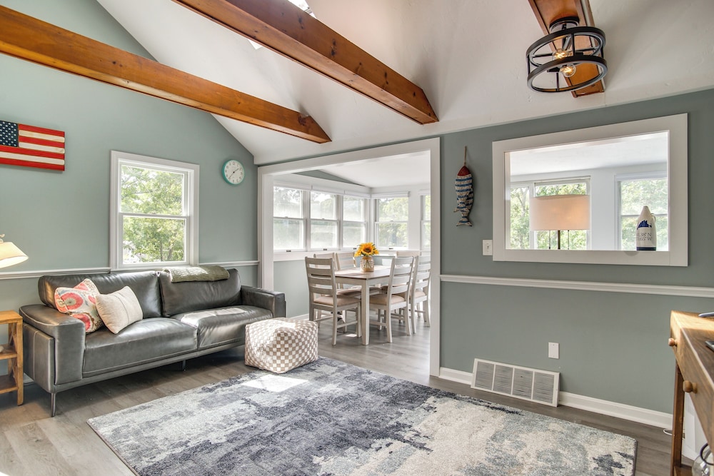 Waterfront Cape Cod Cottage On Peter's Pond - Sandwich, MA