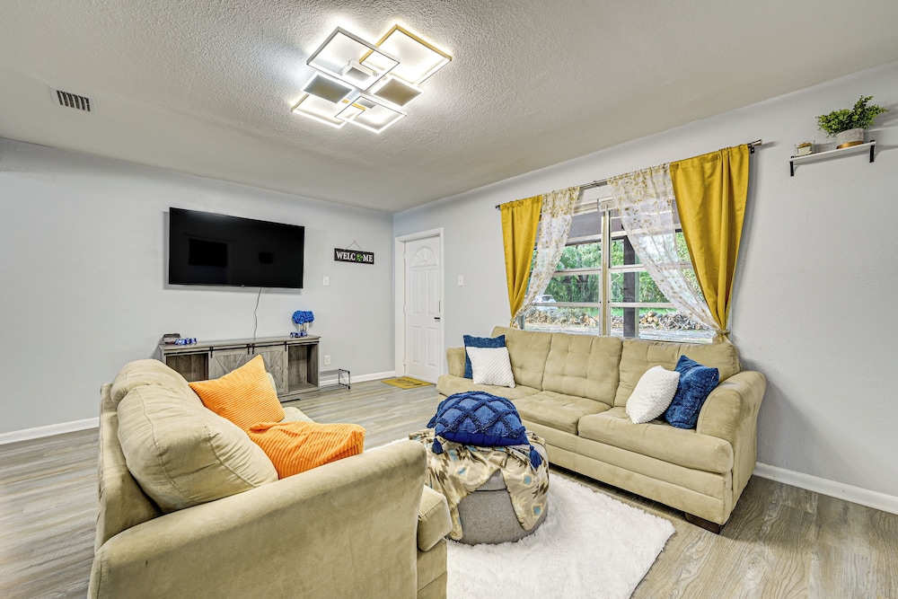 3 Mi To Usf: Chic Home W/ Yard In Tampa! - Tampa, FL
