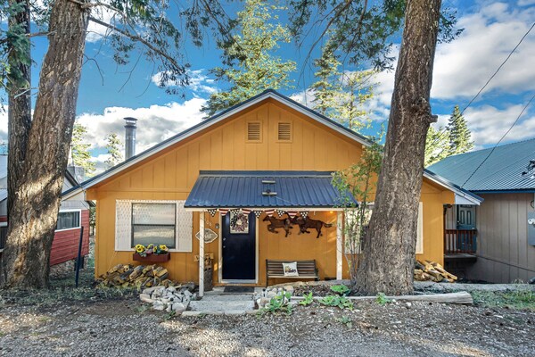 Eagle's Nest - Hot Tub, Deck & Prime Location 2 Bedroom Cabin - Cloudcroft, NM