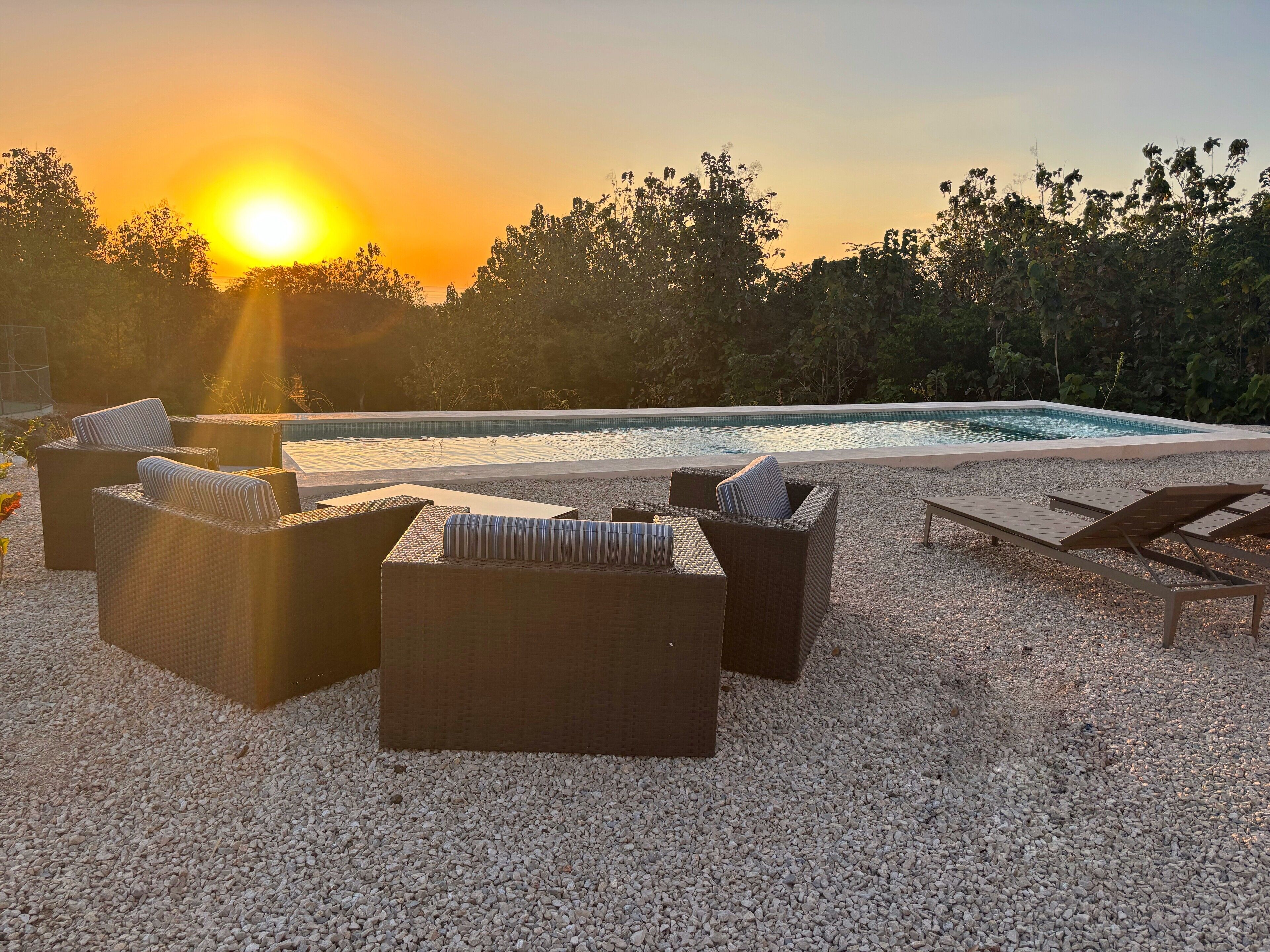 Piscina externa, funciona das 7h às 20h, guarda-sóis, espreguiçadeiras