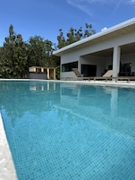 Piscina exterior, da(s) 6:30 à(s) 20:30, guarda-sóis, espreguiçadeiras