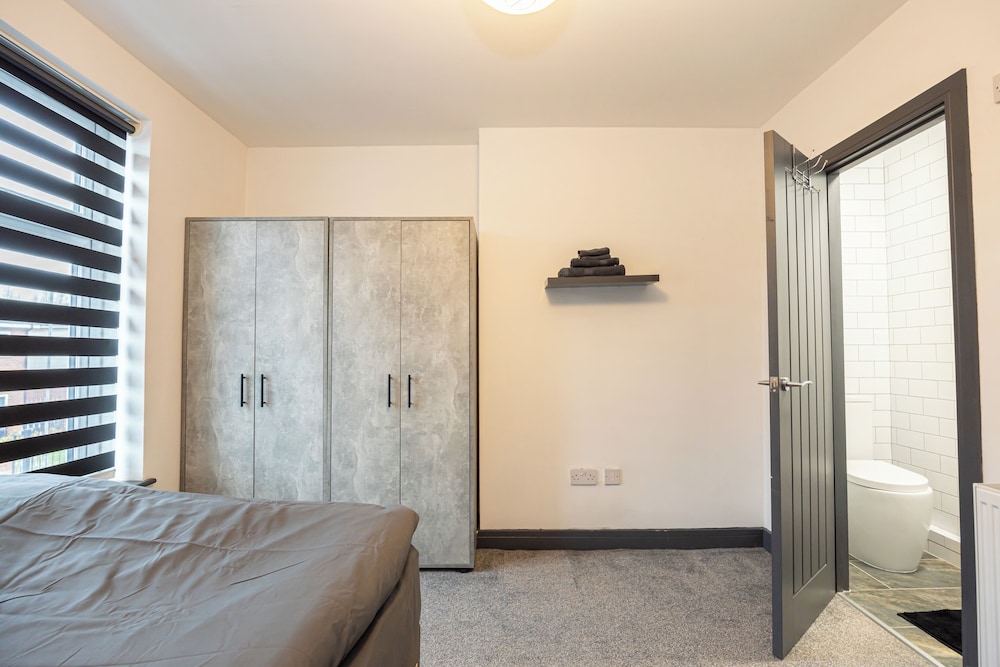 2 Ensuite Bed Home Near Shops - Manchester