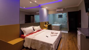 Quarto casal luxo | Escrivaninha, espaço de trabalho para notebook, Wi-Fi de cortesia