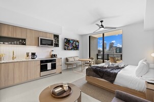 Suíte estúdio superluxo, 1 cama King e sofá-cama, vista para a cidade | Roupas de cama premium, ferros/tábuas de passar roupa, Wi-Fi de cortesia