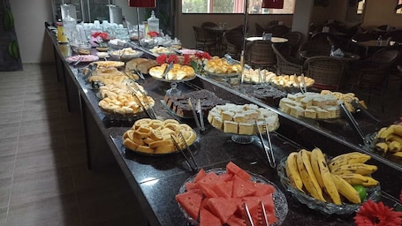 Café da manhã self-service grÔtis todos os dias