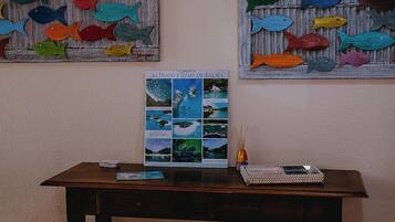 Uma mesa de madeira com uma colagem de fotografias emolduradas e um objeto decorativo pequeno.