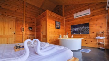 Casa de Campo de Luxo, 2 quartos, piscina privativa | 2 quartos, cortinas/cortinados opacos, Wi-fi grátis