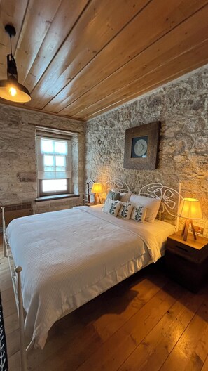 Villa Design, 2 camas de casal | Secretária, secretária adequada para computadores portáteis 