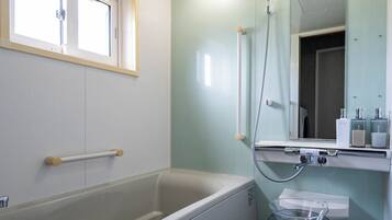 Artigos de higiene pessoal grátis, um secador de cabelo, chinelos