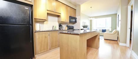 Estúdio júnior, sacada, vista para a cidade | Cozinha privada | Geladeira grande, micro-ondas, fogão, cooktop