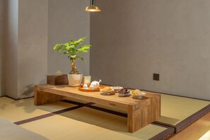 Televisor de 45 de cm com canais por cabo, piso aquecido, impressoras