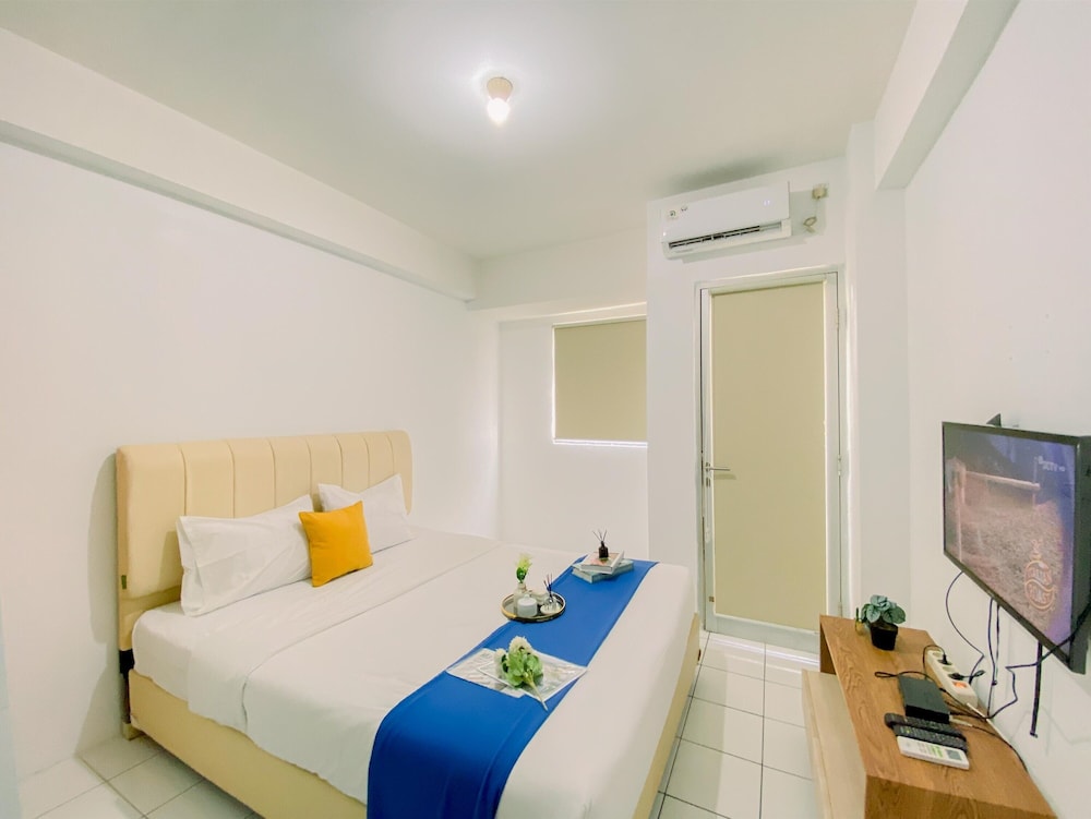 Restful And Homey Studio Gunung Putri Square Apartment - Jakarta
