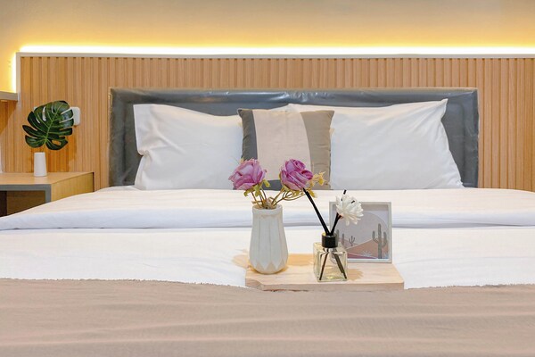 Restful And Homey Studio At Lrt City Jatibening Apartment - Jakarta