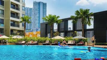 Piscina exterior, da(s) 8:30 à(s) 21:00, toldos gratuitos, guarda-sóis