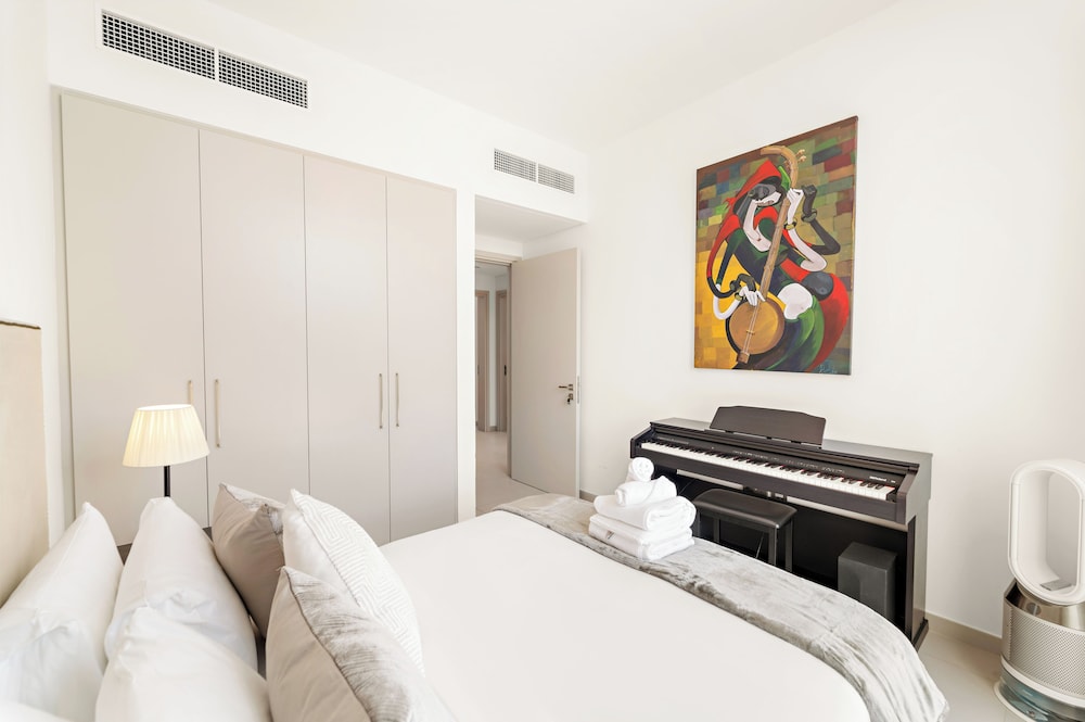 Serene 4br Villa With Private Outdoor Area And Balcony - Dubai