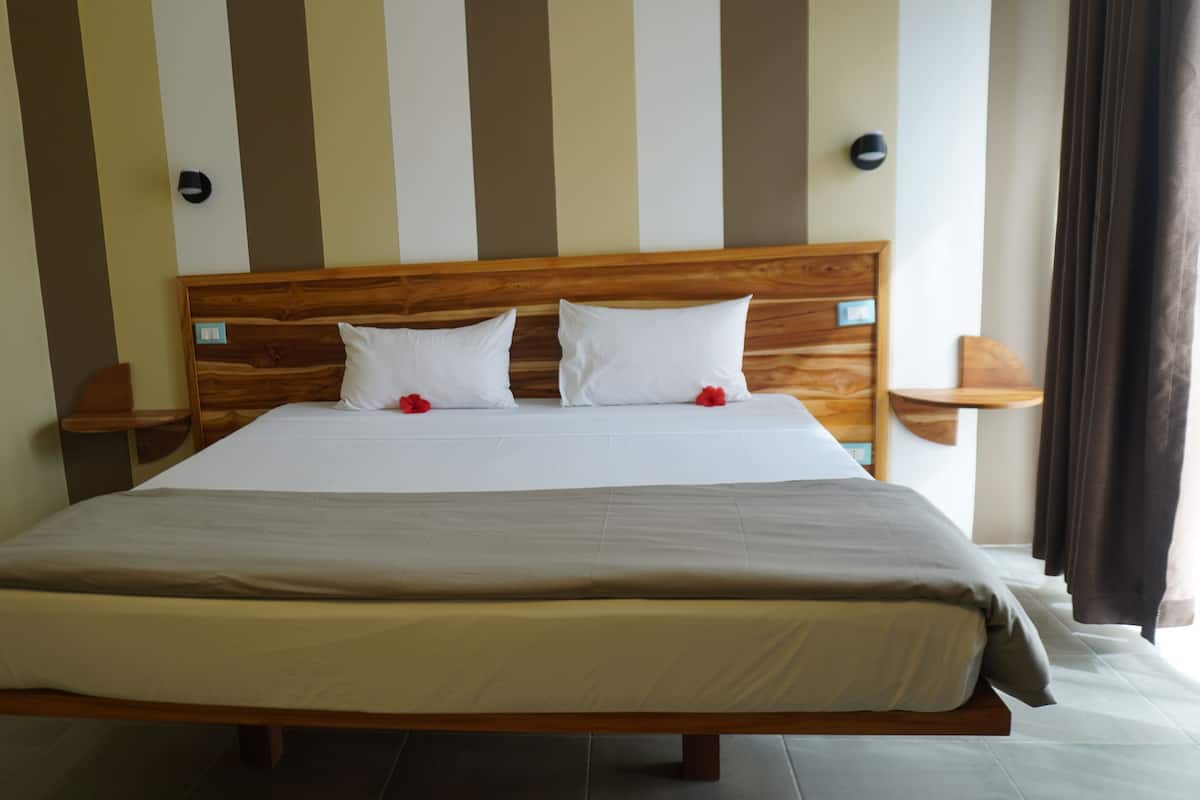 Edredões de penas, cofre no quarto, cortinas/cortinados opacos
