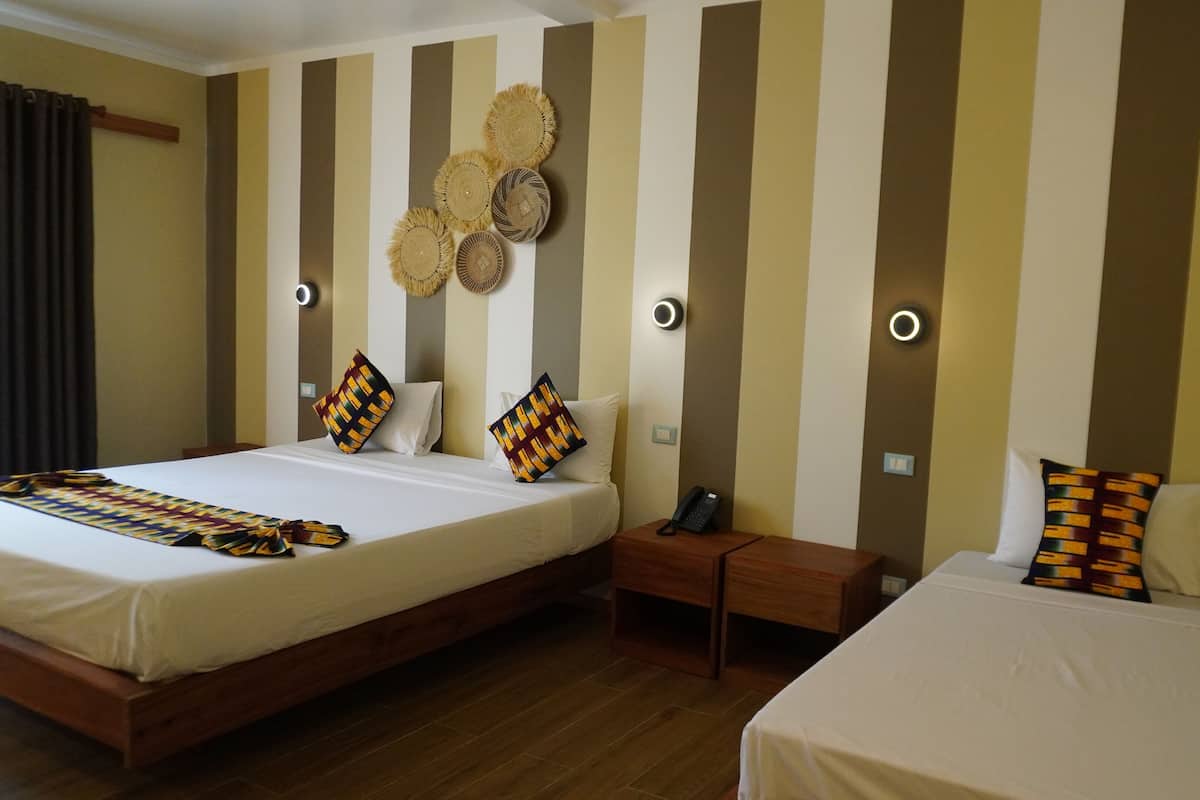 Edredões de penas, cofre no quarto, cortinas/cortinados opacos