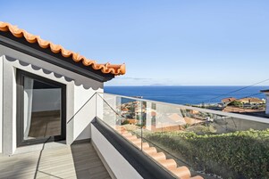 Quarto Duplo, casa de banho anexa, vista para a montanha | Vista da varanda