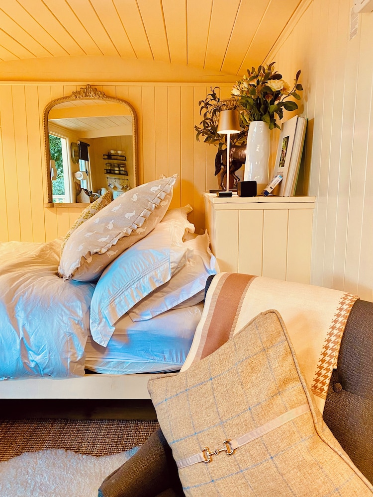 Luxury Shepherd Hut - The Nimrod - Cotswolds