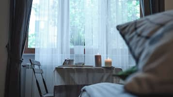 Quarto casal ou duplo luxo, vista para o jardim | Cofres nos quartos, ferros/tábuas de passar roupa, Wi-Fi de cortesia