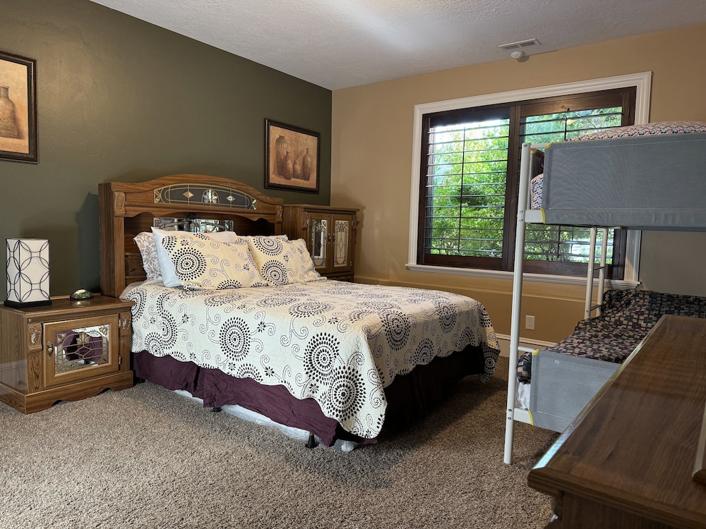 Charming Spacious 2-bedroom Guest Suite in Highland - Highland | Vrbo