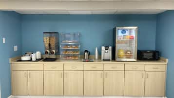 Café da manhã para viagem grátis todos os dias