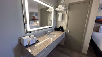 Quarto, 2 camas de casal, não fumadores | Casa de banho | Artigos de higiene pessoal grátis, um secador de cabelo
