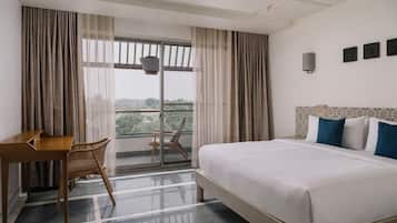 Quarto casal club | Cofres nos quartos, escrivaninha, cortinas blackout, Wi-Fi de cortesia