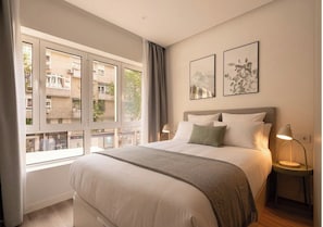 Estúdio Comfort, 1 cama de casal e sofá-cama | Com decoração personalizada, com mobília individualizada, secretária 