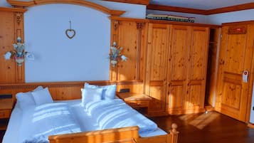 Quarto casal clássico | Individualmente decorados, individualmente mobiliados, escrivaninha