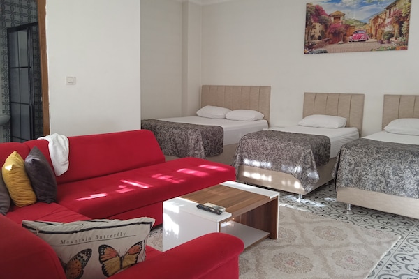 Quarto Triplo Empresarial | Secretária, cortinas/cortinados opacos, Wi-fi grátis