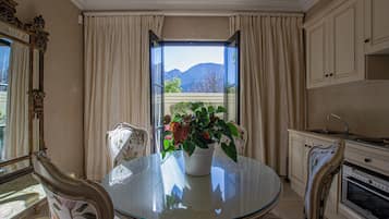 Romena Suite Double deluxe room | Opções para refeição no quarto