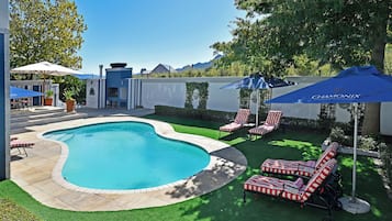 Piscina externa, guarda-sóis, espreguiçadeiras