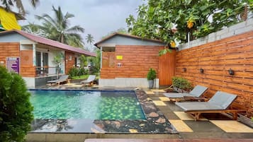 Terraço com espreguiçadeiras