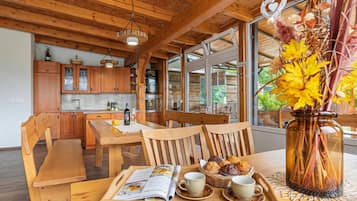 Apartamento família, vários quartos (Natura Kolpa Family Apartment) | Opções para refeição