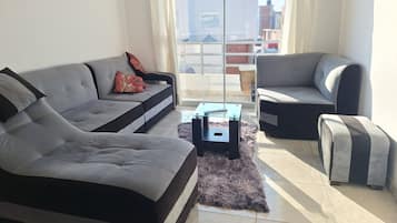 Apartamento Básico, 3 quartos | Sala de estar