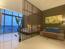 Estúdio, 1 cama king-size | Minibar, secretária, secretária adequada para computadores portáteis 