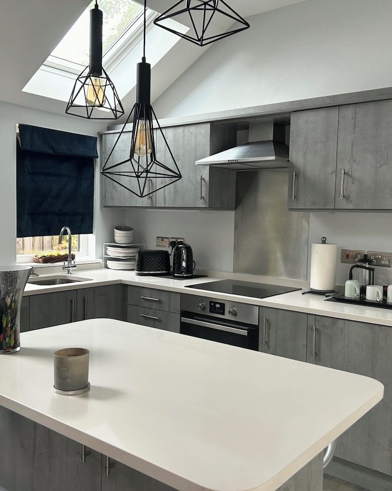 Luxury 1 Bedroom Chalet, Wood Fired Hot Tub, Private Parking And Free Wifi. - Oldham