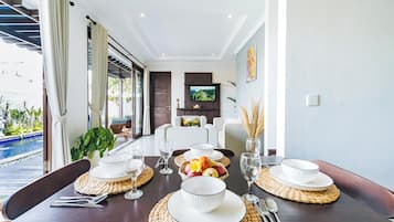Villa Deluxe, vista para o jardim | Refeições no quarto