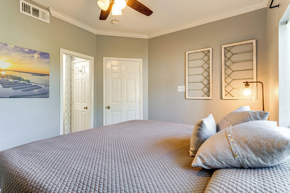 Lake Conroe Condo W/ Pool Access + Balcony! - Conroe
