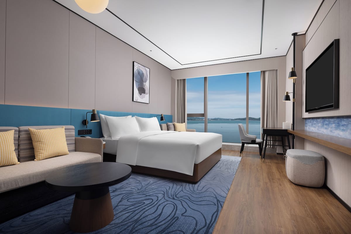Quarto Básico, 1 cama king-size | Sala de estar | TV de ecrã plano