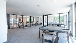 Uma sala de conferências moderna com paredes de vidro, uma mesa de mármore e assentos confortáveis.