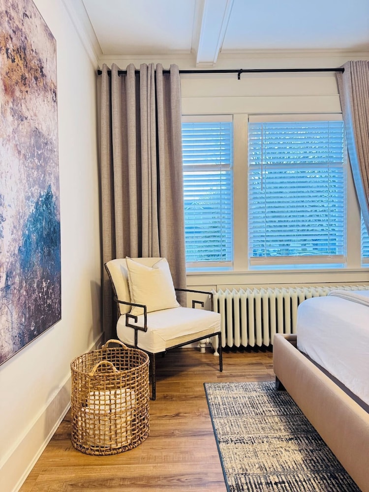 Deluxe Master King Bedroom Private Bathroom Central Vancouver - Richmond