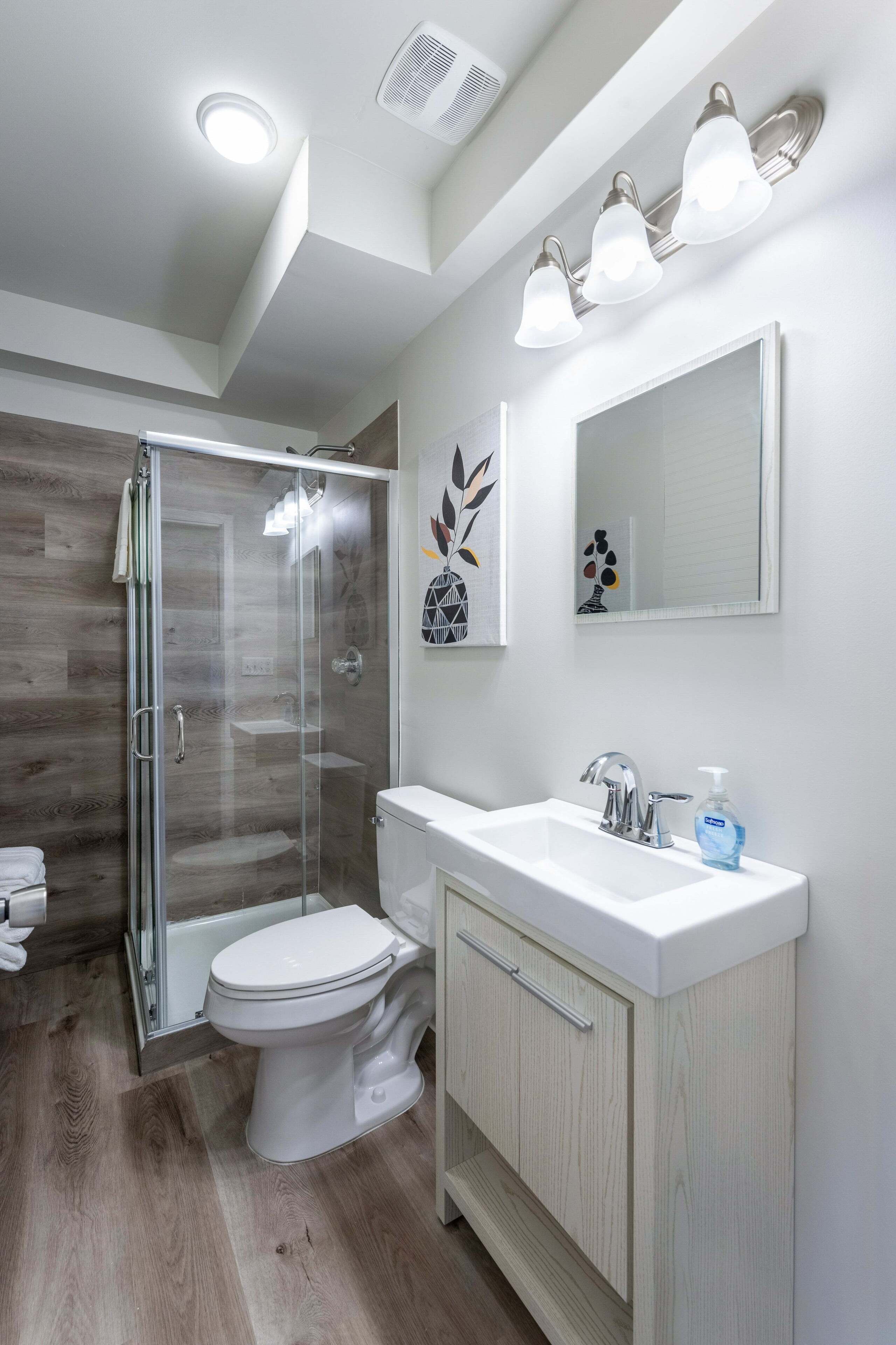 Apartamento Comfort | Casa de banho | Um secador de cabelo, toalhas fornecidas, sabão, champô 