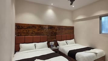 Quarto quádruplo luxo | Escrivaninha, espaço de trabalho para notebook, Wi-Fi de cortesia